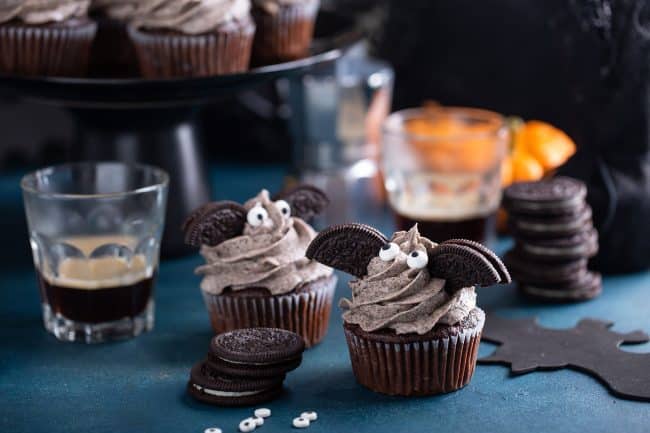 Halloween Bats Oreo Cupcakes with Cookies and Cream Frosting - Lemon ...